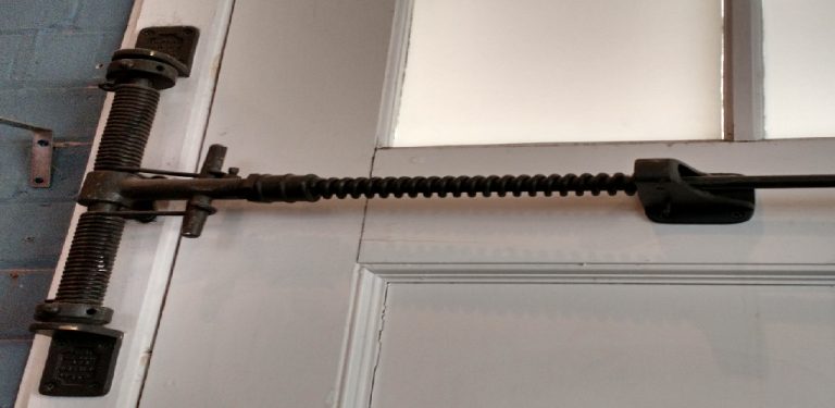 How to Open a Garage Door With a Broken Spring in 14 Steps